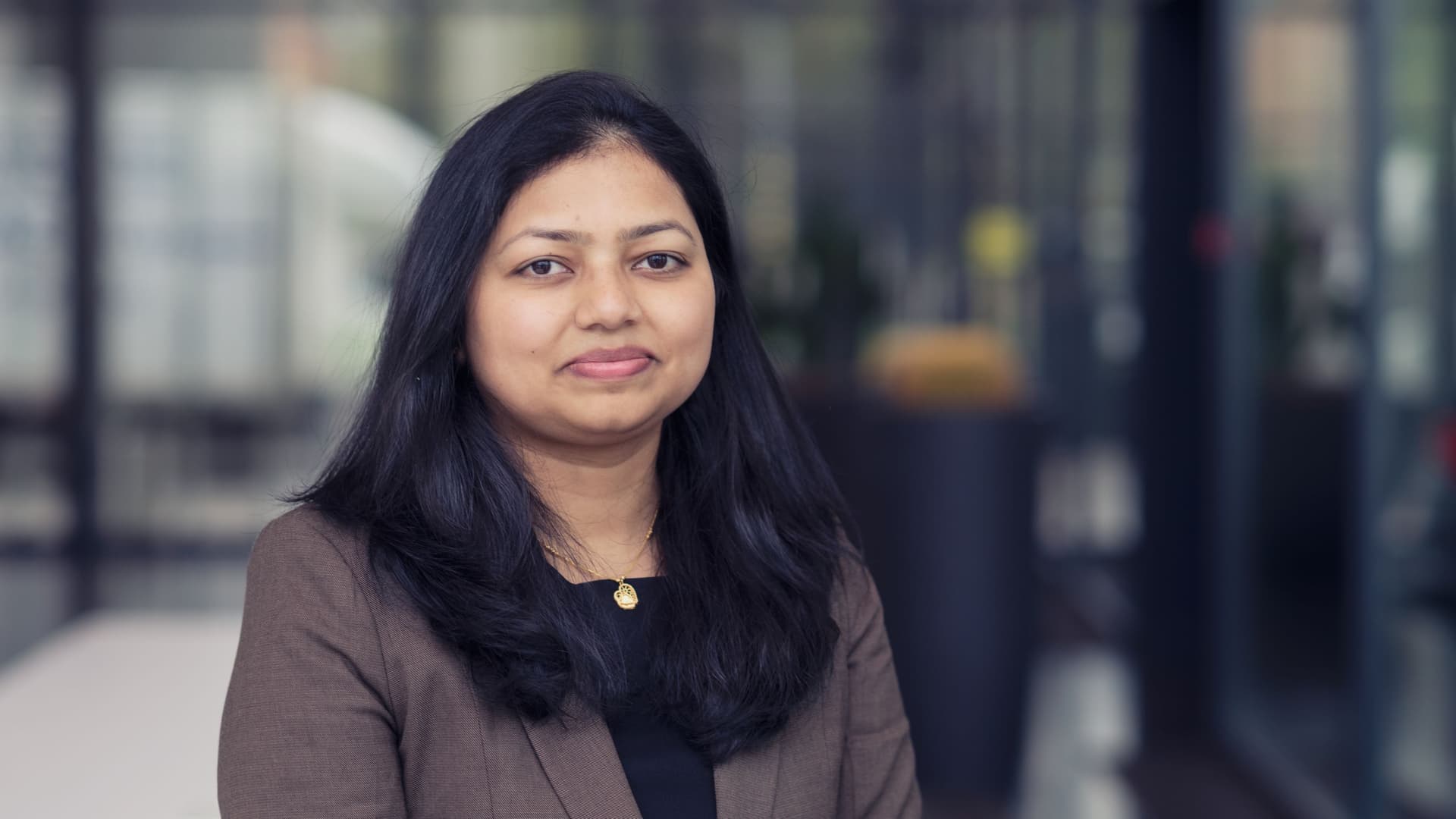 IGZO-based DRAM for energy and area-efficient analog in-memory computing