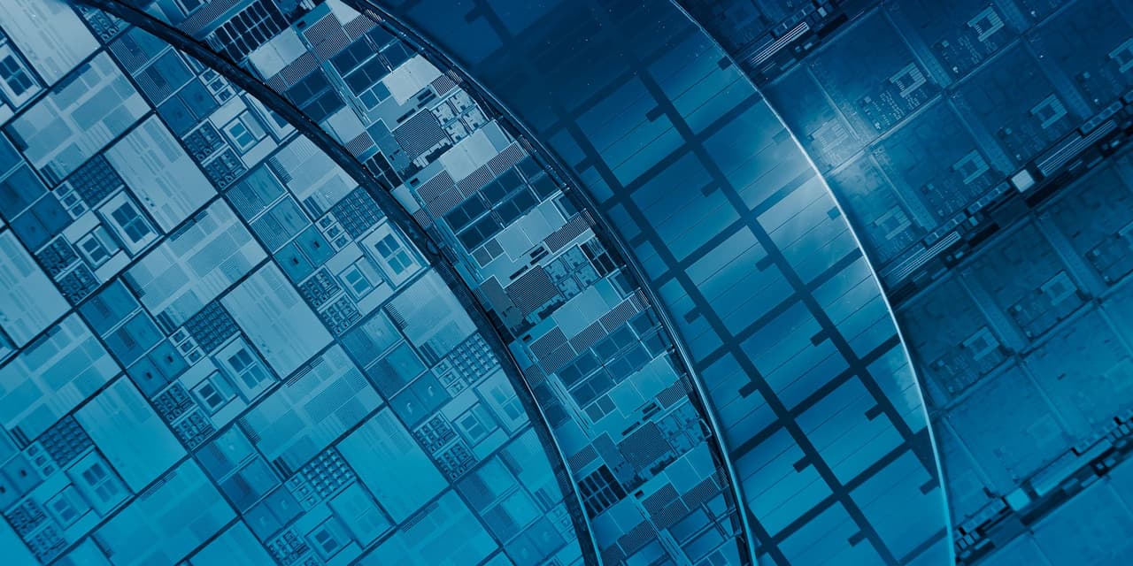 Hyperspectral imaging: on-chip, real-time and compact | imec