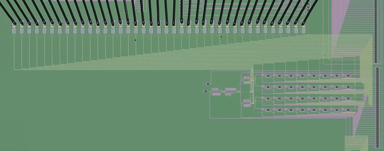 Compact 32-channel silicon-based WDM
