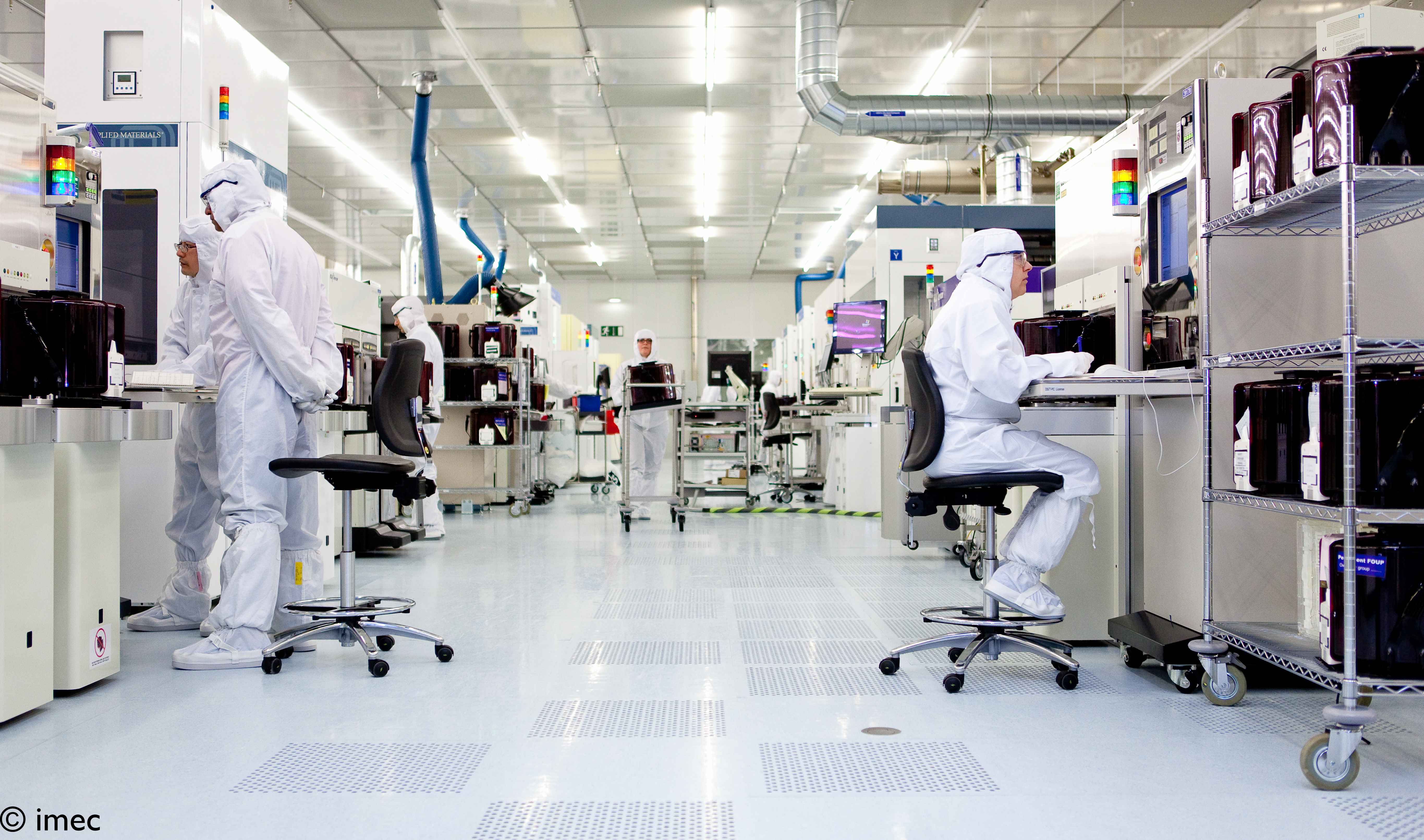 Monolithic CFET devices with stacked bottom and top contacts | imec