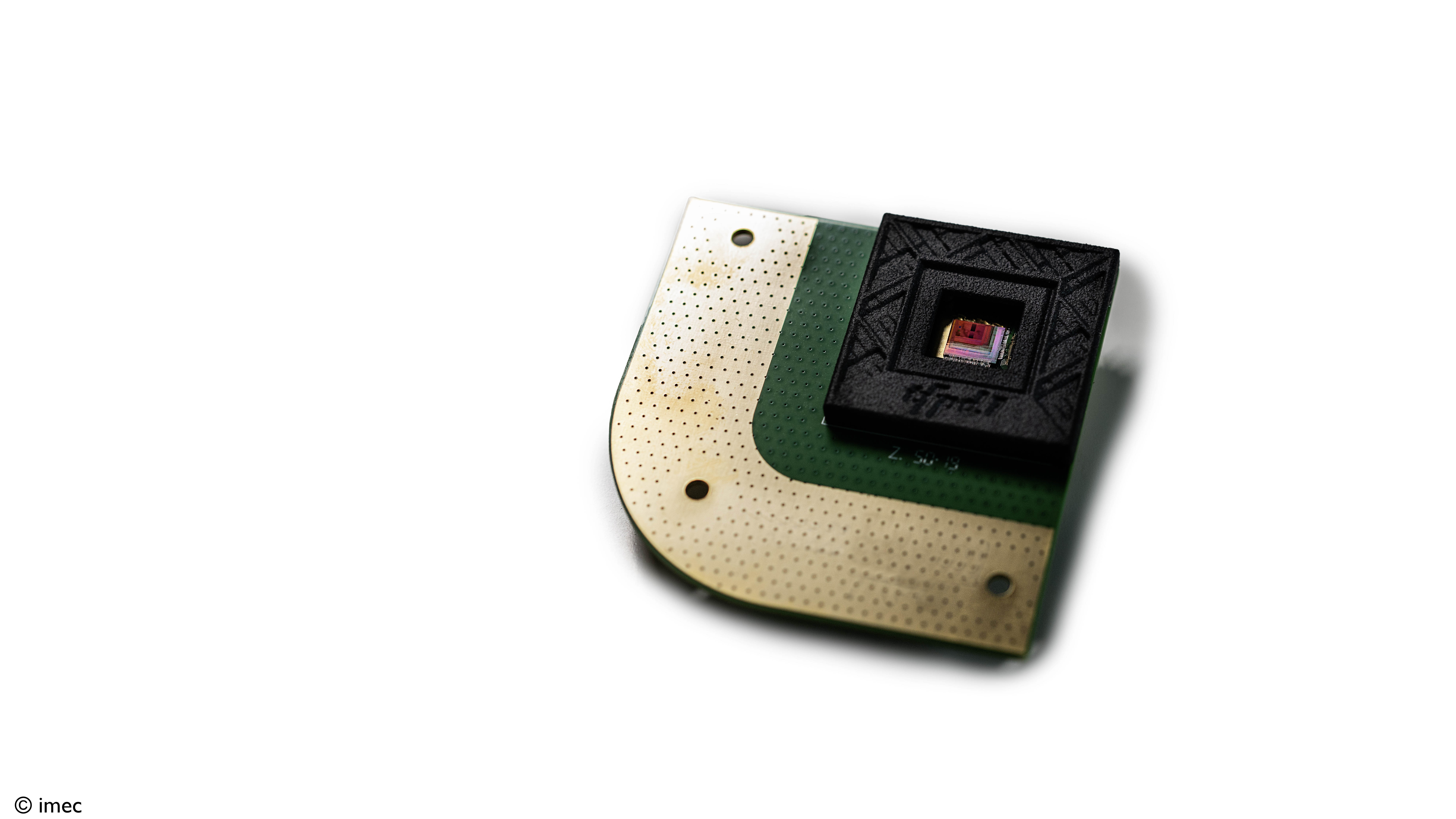 SWIR sensor with lead-free quantum dot photodiodes